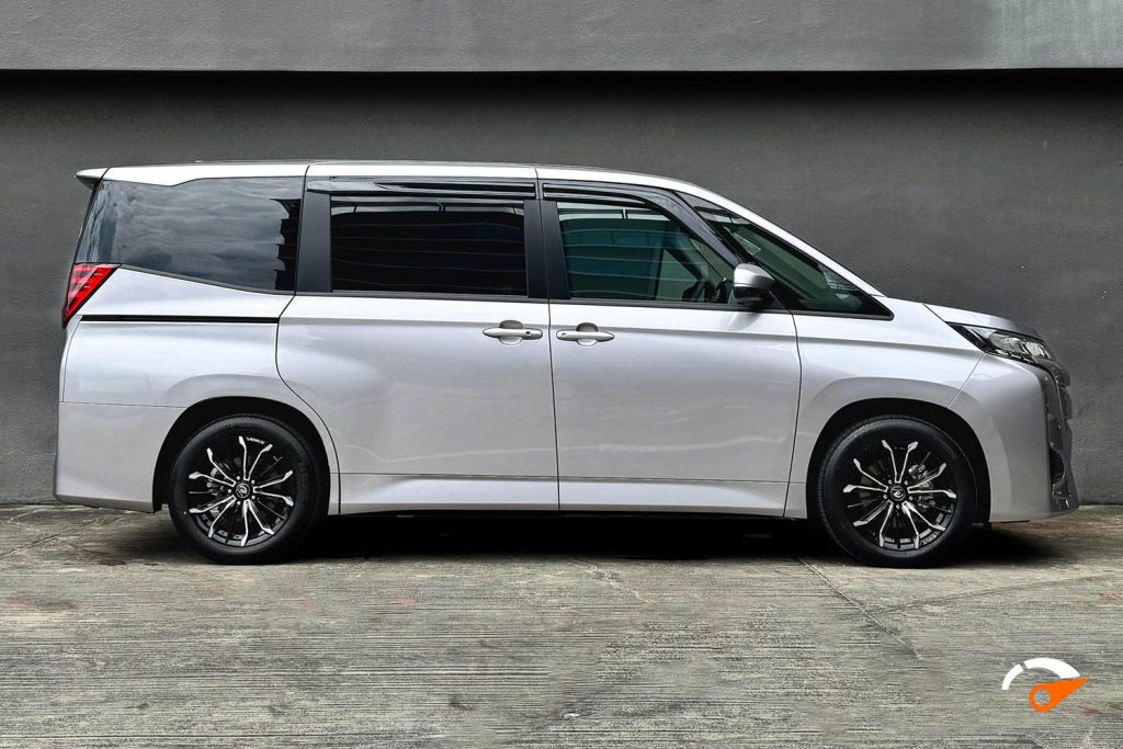 Toyota Noah Hybrid - Venture Cars
