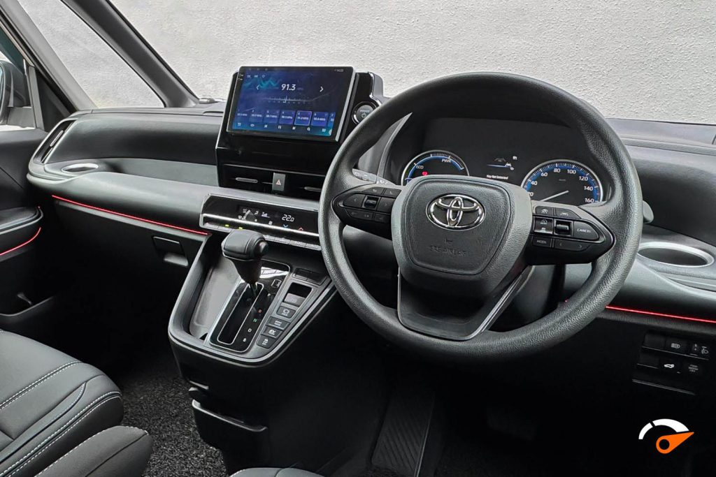 Toyota Noah Hybrid - Venture Cars